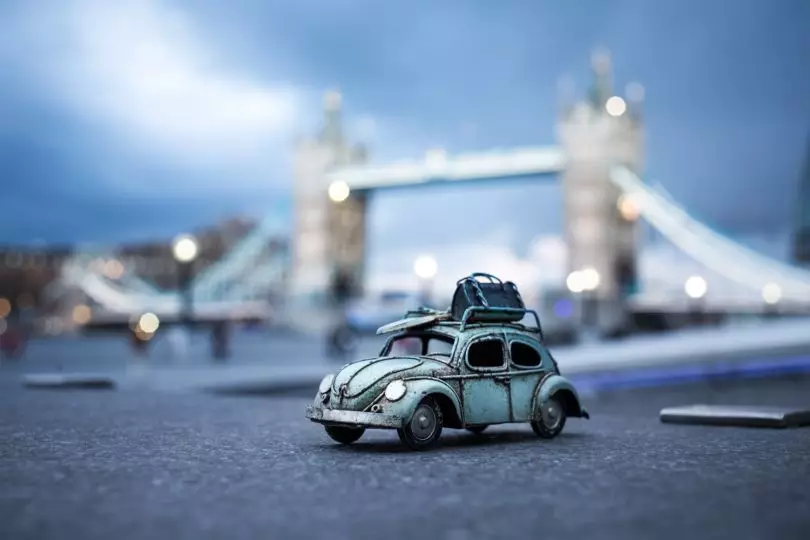 Ô tô du lịch: Nhiếp ảnh gia thực hiện những chuyến phiêu lưu nhỏ thú vị với những chiếc ô tô đồ chơi nhỏ bé 3304_8