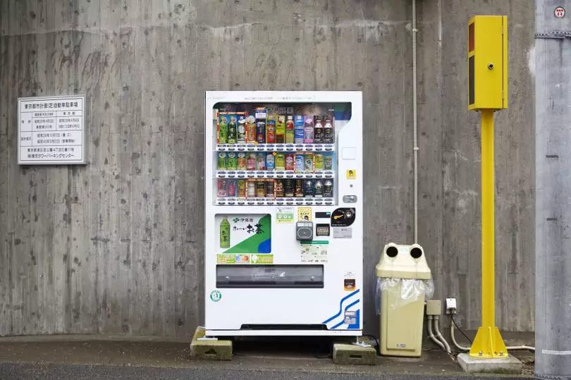 Jidouhanbaiki: Photo series that explores Japan's obsession with vending machines 3309_1