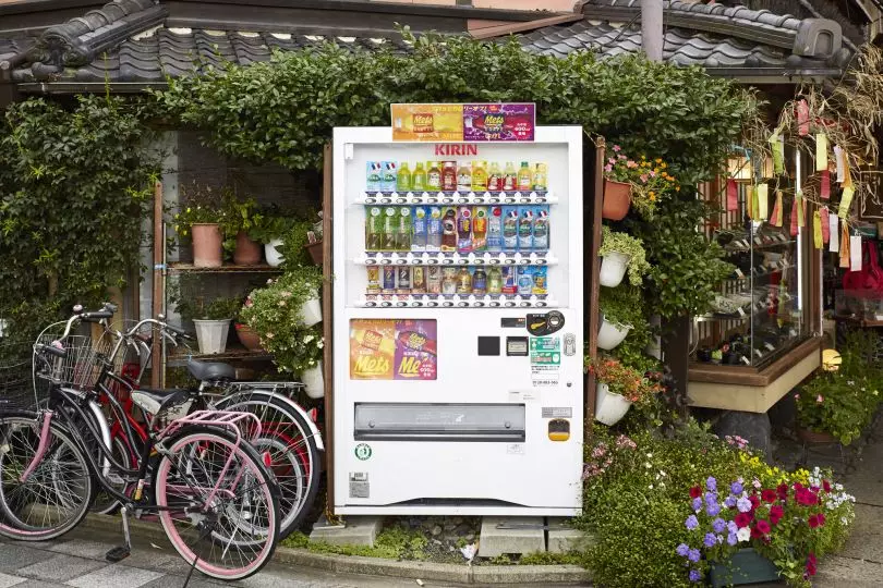 Jidouhanbaiki: Photo series that explores Japan's obsession with vending machines 3309_4