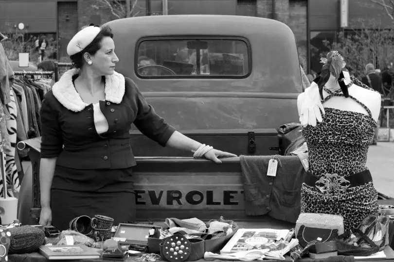 Fotografie di strada di personaggi stravaganti vestiti d'epoca a una svendita di bagagliai di un'auto a Londra 3316_1