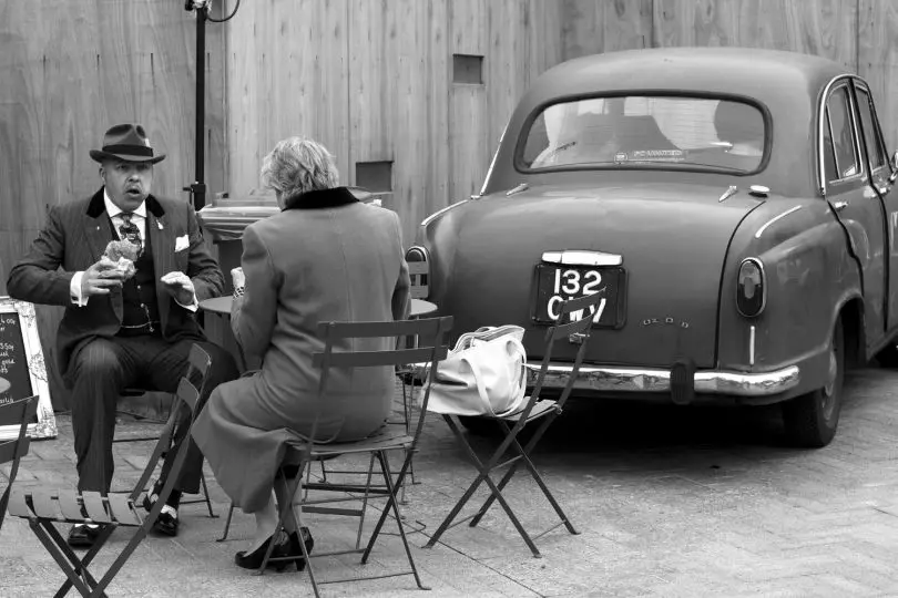 Fotografie di strada di personaggi stravaganti vestiti d'epoca a una svendita di bagagliai di un'auto a Londra 3316_4