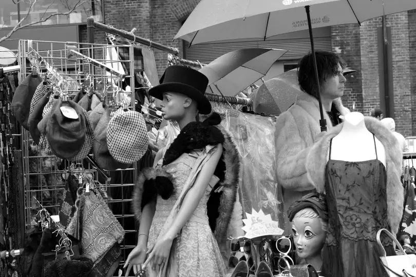 Fotografie di strada di personaggi stravaganti vestiti d'epoca a una svendita di bagagliai di un'auto a Londra 3316_5