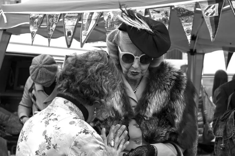 Fotografie di strada di personaggi stravaganti vestiti d'epoca a una svendita di bagagliai di un'auto a Londra 3316_7