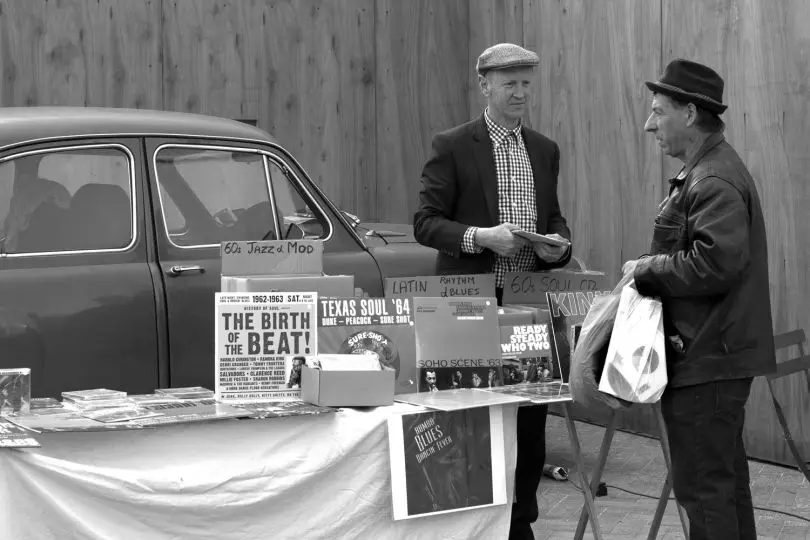 Fotografie di strada di personaggi stravaganti vestiti d'epoca a una svendita di bagagliai di un'auto a Londra 3316_9