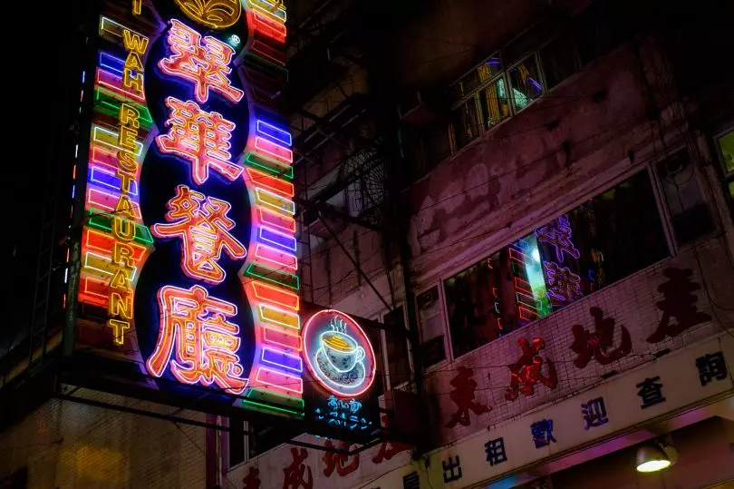 Gikuha sa photographer ang masanag nga neon signs sa Hong Kong sa wala pa kini mawala hangtod sa hangtod 3327_1