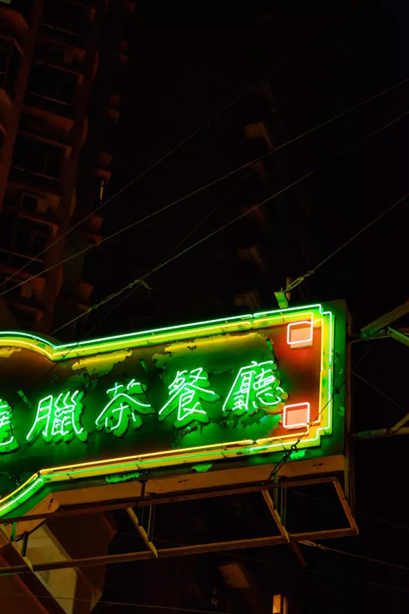 Fotografer njupuk pratandha neon sing padhang ing Hong Kong sadurunge ilang ing salawas-lawase 3327_4