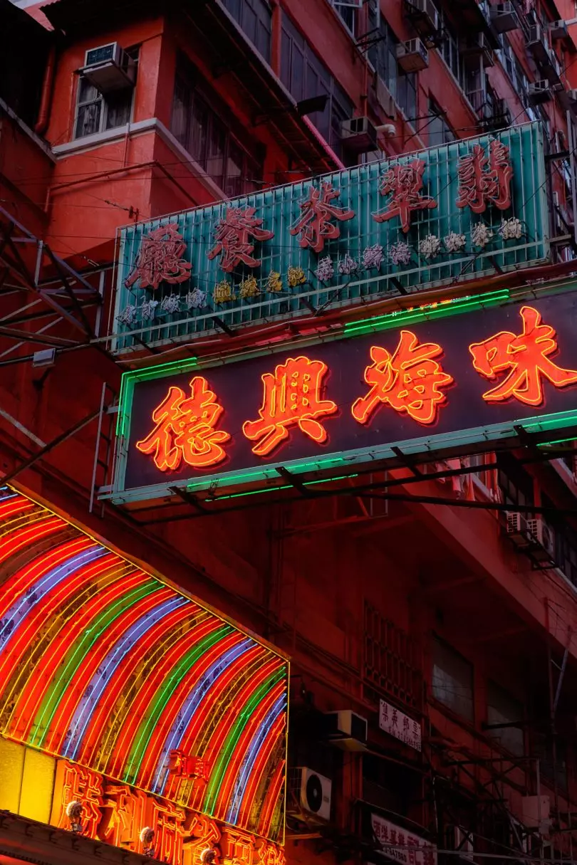 Gikuha sa photographer ang masanag nga neon signs sa Hong Kong sa wala pa kini mawala hangtod sa hangtod 3327_5