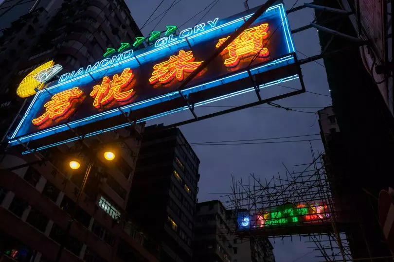 Fotografer njupuk pratandha neon sing padhang ing Hong Kong sadurunge ilang ing salawas-lawase 3327_6