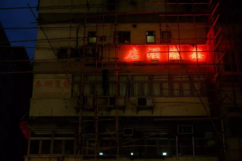 Fotograaf vangt de ljochte neonbuorden fan Hong Kong foardat se foar altyd ferdwine 3327_7