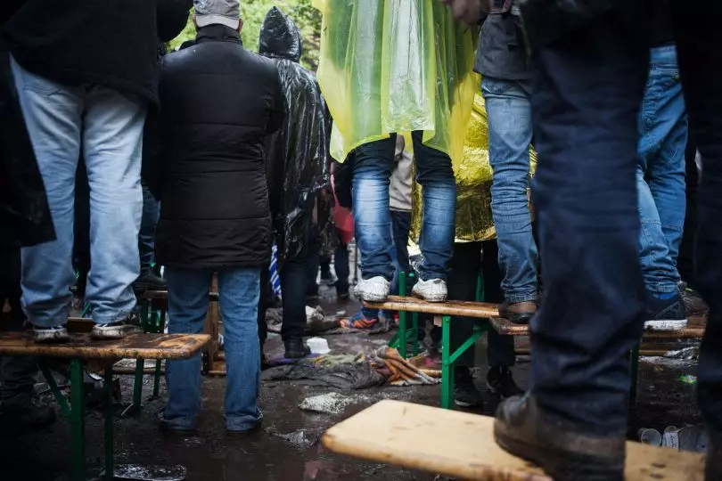 Odamlar LAGESo: Berlinda boshpana kutayotgan qochqinlarning harakatlanuvchi fotosuratlari 3356_10