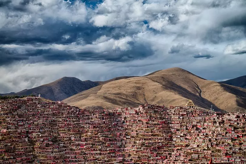 Larung Gar - Attila Balogh: Domov 40 tisíc buddhistických mnichů v provincii Sichuan. (Otevřená architektura)