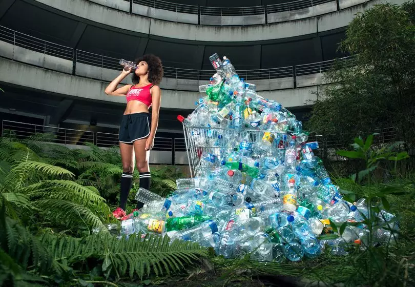 365, Unpacked - Antoine RepessÈ: #365, Unpacked er resultatet av et fire års arbeid der fotografen har sluttet å kaste resirkulerte avfall, og har samlet det i stedet. (Profesjonell kampanje)