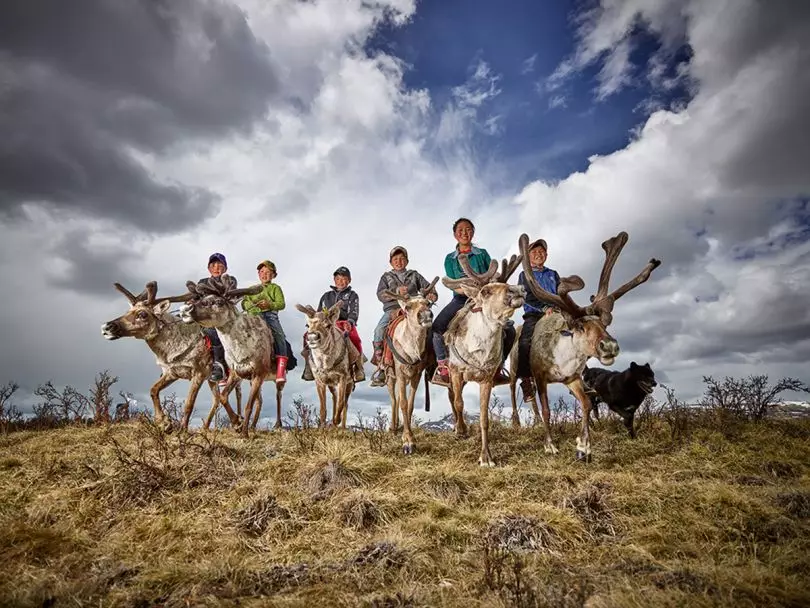 Dzieci hodowców reniferów — Peter Voss: Dzieci hodowców reniferów w Mongolii. (Otwórz uśmiech)