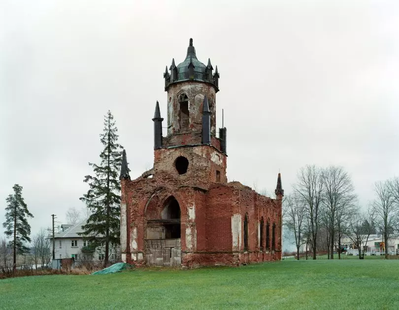 အပျက်အစီးများ - Petr Antonov- ဇာတ်လမ်းတွဲသည် ခေတ်ပြိုင်ရုရှားရှုခင်းတွင် ပျက်စီးနေသော ဘုရားကျောင်း၏ အခန်းကဏ္ဍနှင့် နေရာနှင့် မျက်မှောက်ခေတ် ရုရှားနိုင်ငံရှိ အချိန်နှင့် သမိုင်းအပေါ် ရှုမြင်ပုံတို့နှင့် ဆက်စပ်နေပုံကို ရောင်ပြန်ဟပ်သည်။ (Professional Architecture)၊