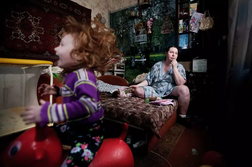 Lokale Familie - Anton Unitsyn: Oksana und ihre zwei Kinder. Über 50 % ihres kleinen Gehalts werden für Versorgungsunternehmen ausgegeben. Sie besitzen dieses kleine Zimmer im alten Haus. Mädchen mit roten Haaren - Sothia wurde mit einer Herzkrankheit geboren. (Beruflicher Alltag)
