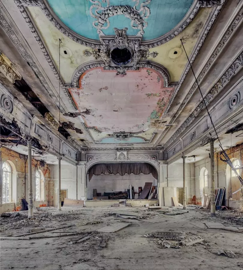 Edificios abandonados: el fotógrafo nos muestra un vistazo del fin del mundo 3384_6