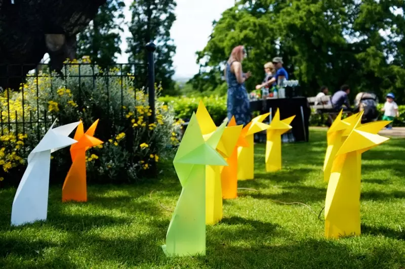ロボリガミ：巨大な折り紙ロボットが公共スペースを遊び心のある禅の庭に変えます