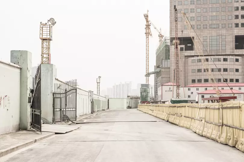 Dust Never Sleeps: Gisuhid sa photographer ang urban landscapes sa Shanghai 3452_15