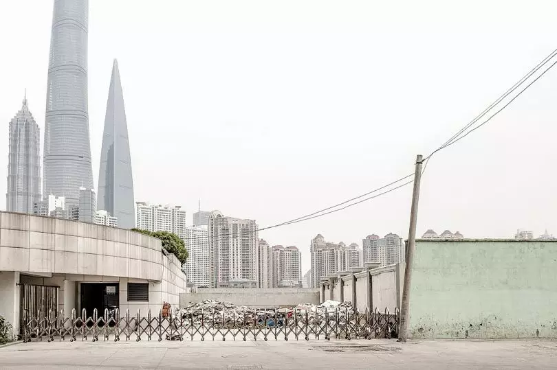 Dust Never Sleeps: Gisuhid sa photographer ang urban landscapes sa Shanghai 3452_16