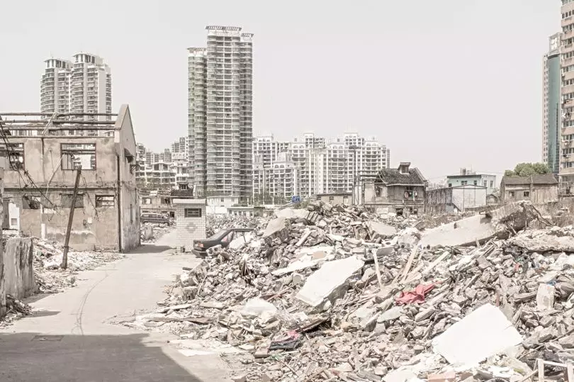 Dust Never Sleeps: фотограф досліджує міські пейзажі Шанхаю 3452_5