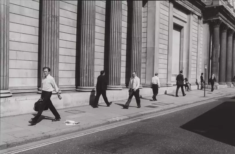 Lost in the City: Úchvatné fotografie kancelářských pracovníků odcizených a vysídlených ve městě 3459_2