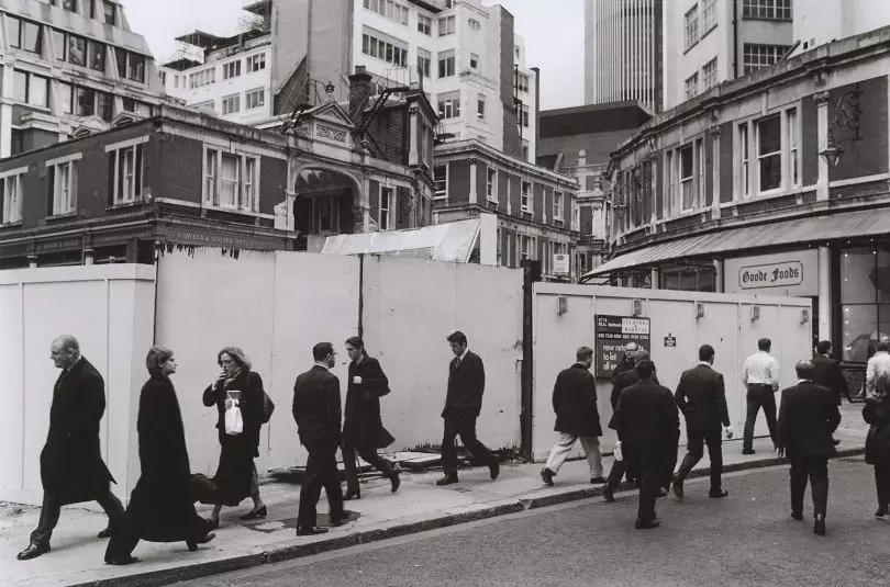 Lost in the City: Úchvatné fotografie kancelářských pracovníků odcizených a vysídlených ve městě 3459_3