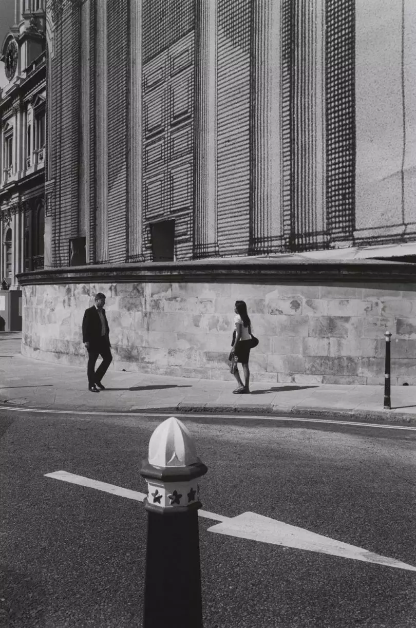 Lost in the City: Úchvatné fotografie kancelářských pracovníků odcizených a vysídlených ve městě 3459_5