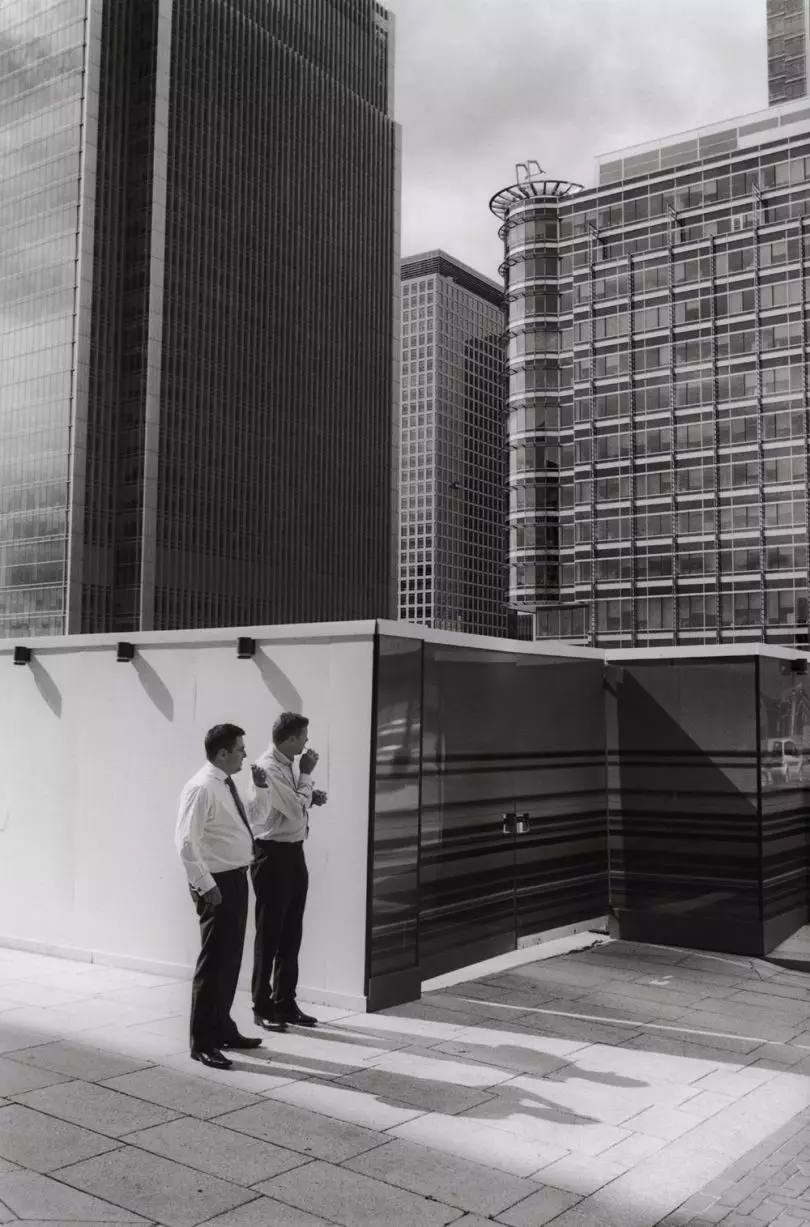 Lost in the City: Úchvatné fotografie kancelářských pracovníků odcizených a vysídlených ve městě 3459_6