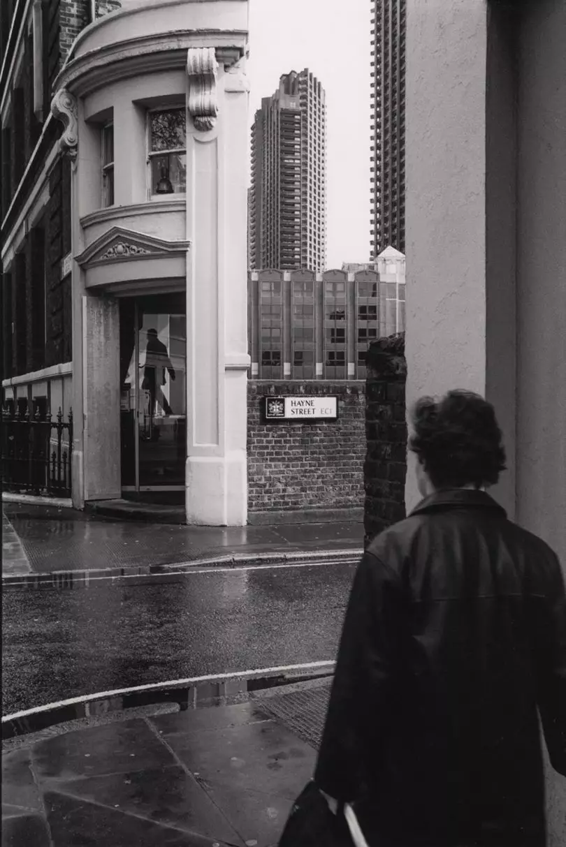 Lost in the City: Úchvatné fotografie kancelářských pracovníků odcizených a vysídlených ve městě 3459_7