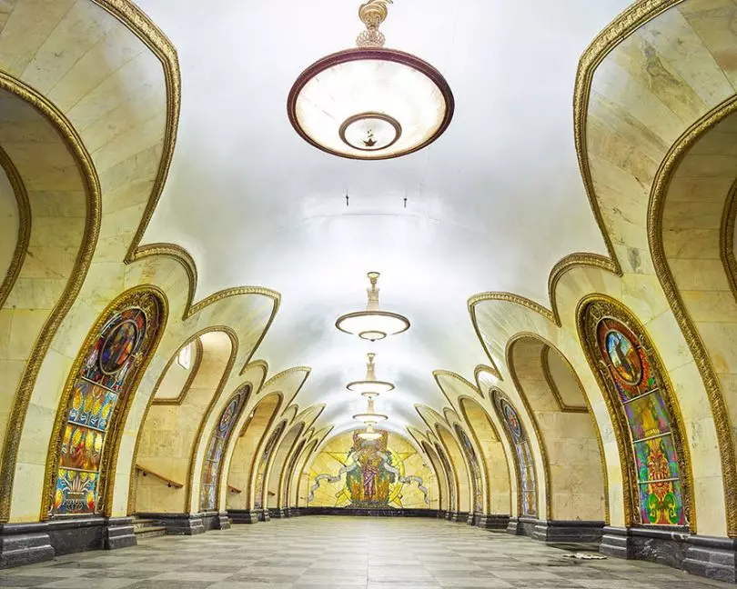 O fotógrafo captura a beleza das opulentas estacións de metro de Moscova 3469_3