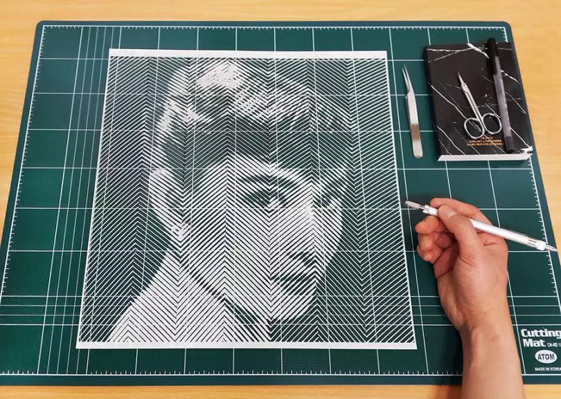 Artista corta papel à mão para criar retratos hiper-realistas de ícones famosos 3487_2