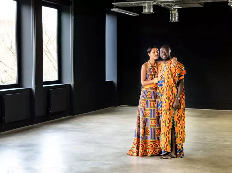 Zaprojektowany przez Kofi Ansah, Ensembles na ślub Ashley Shaw-Scott Adjaye i David Adjaye. Ghana, 2014. Sfotografowany w Londynie w 2014 roku przez Roberta Fairera