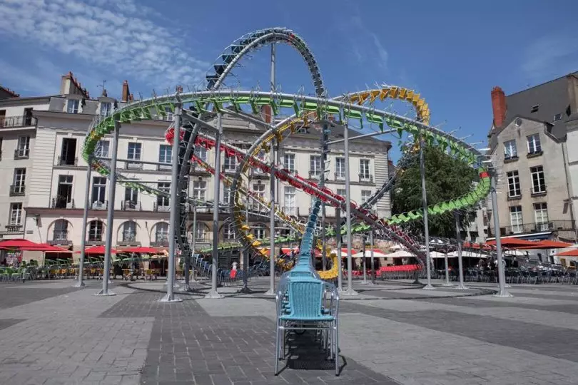 Honderden kleurrijke caféstoelen creëren een enorme achtbaan op een Frans stadsplein 3511_1