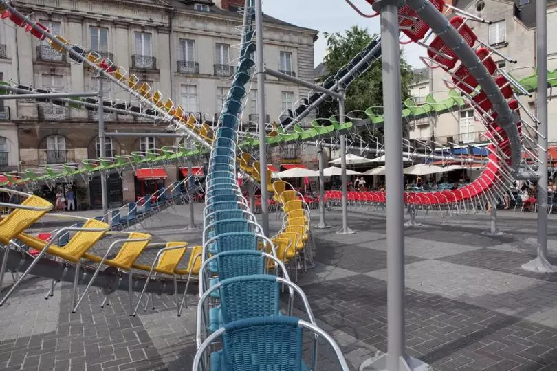 Honderden kleurrijke caféstoelen creëren een enorme achtbaan op een Frans stadsplein 3511_2