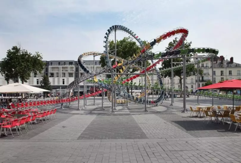 Honderden kleurrijke caféstoelen creëren een enorme achtbaan op een Frans stadsplein 3511_4