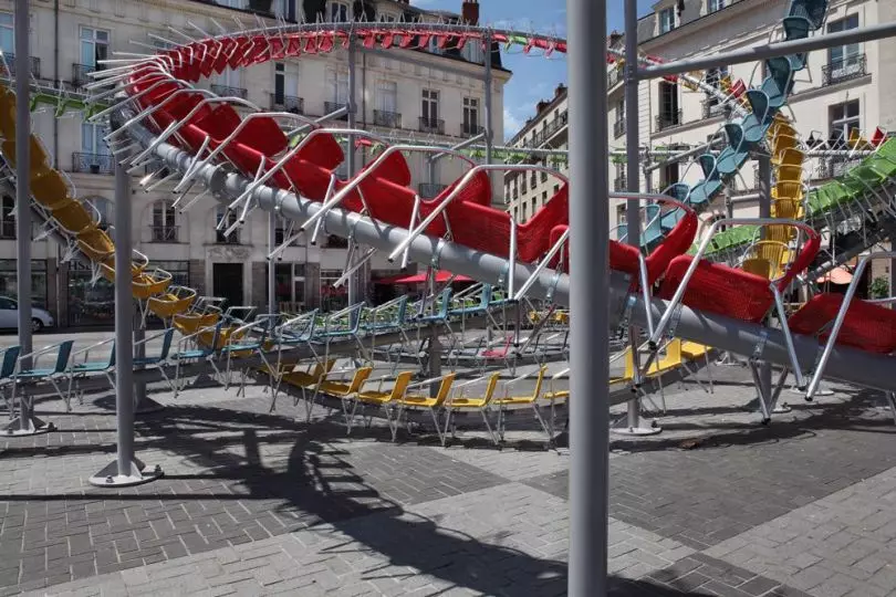 Honderden kleurrijke caféstoelen creëren een enorme achtbaan op een Frans stadsplein 3511_5