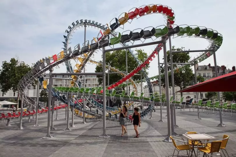 Honderden kleurrijke caféstoelen creëren een enorme achtbaan op een Frans stadsplein 3511_8