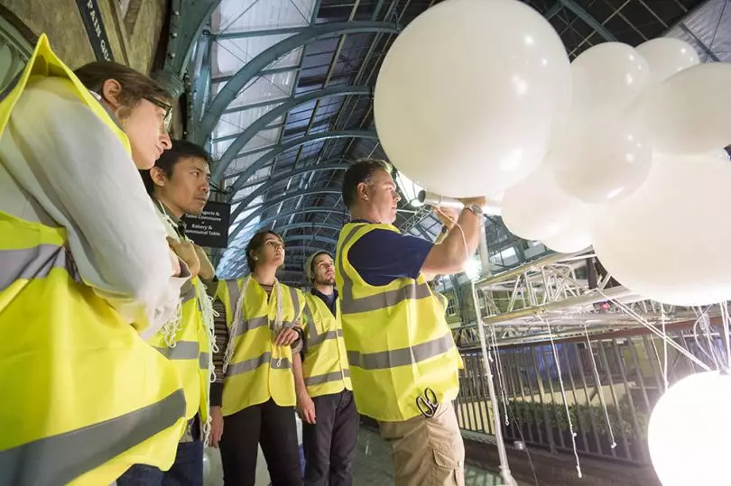 100,000 gigantaj blankaj balonoj plenigas la 19-an Jarcentan Merkatan Konstruaĵon de Covent Garden 3514_10
