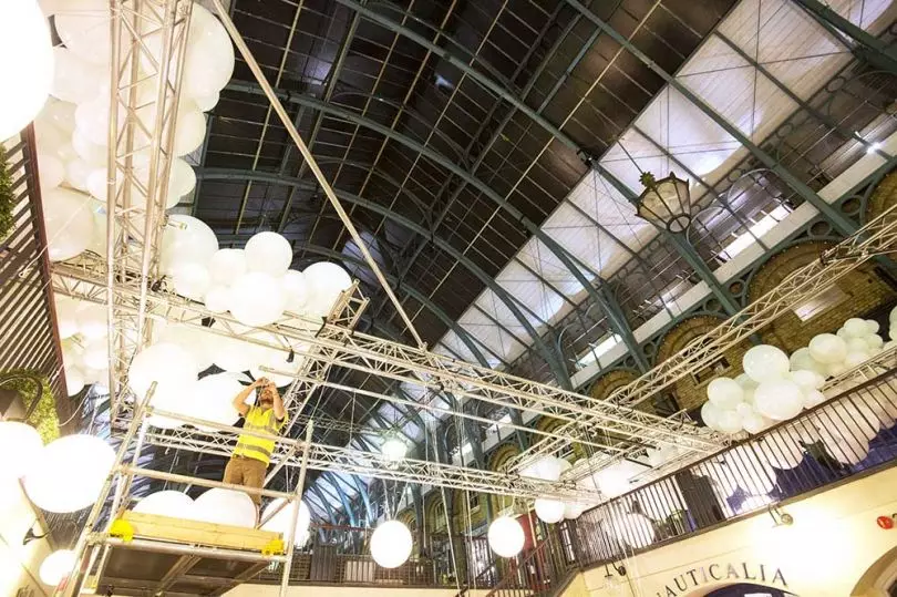 100.000 quả bóng bay khổng lồ màu trắng lấp đầy Tòa nhà Chợ Thế kỷ 19 của Covent Garden 3514_11