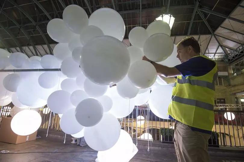 100,000 gigantaj blankaj balonoj plenigas la 19-an Jarcentan Merkatan Konstruaĵon de Covent Garden 3514_12