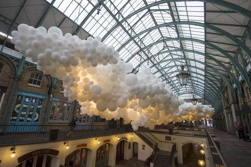 100,000 gigantaj blankaj balonoj plenigas la 19-an Jarcentan Merkatan Konstruaĵon de Covent Garden 3514_13