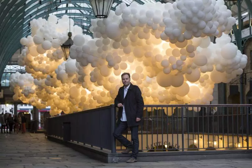 100.000 quả bóng bay khổng lồ màu trắng lấp đầy Tòa nhà Chợ Thế kỷ 19 của Covent Garden 3514_2