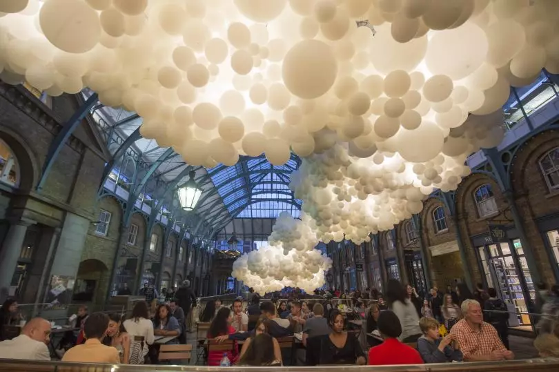 100.000 quả bóng bay khổng lồ màu trắng lấp đầy Tòa nhà Chợ Thế kỷ 19 của Covent Garden 3514_4
