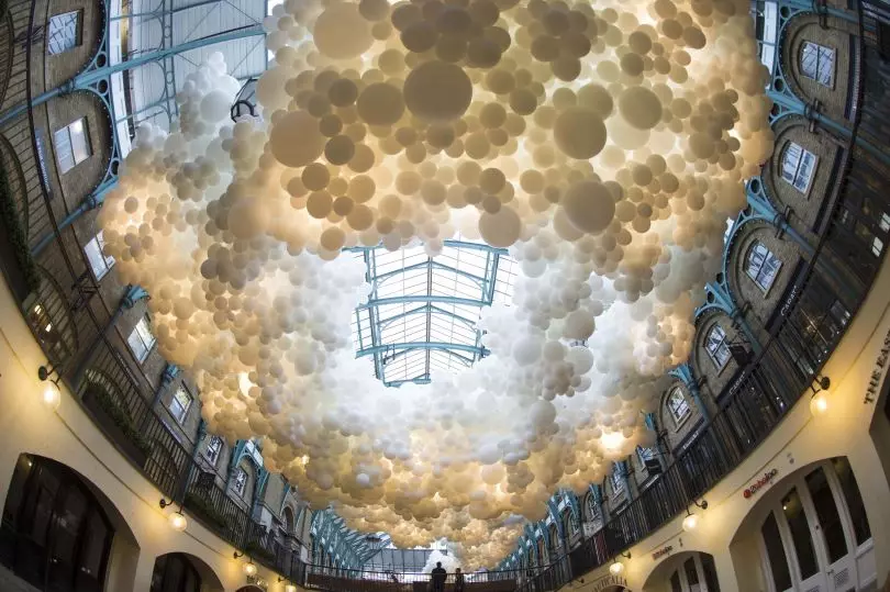 100.000 de baloane albe uriașe umplu clădirea pieței din secolul al XIX-lea din Covent Garden 3514_6