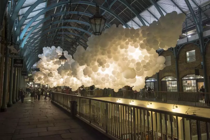 100.000 quả bóng bay khổng lồ màu trắng lấp đầy Tòa nhà Chợ Thế kỷ 19 của Covent Garden 3514_7