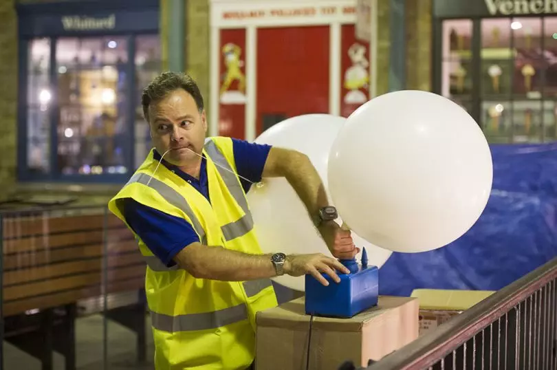 100,000 gigantaj blankaj balonoj plenigas la 19-an Jarcentan Merkatan Konstruaĵon de Covent Garden 3514_9