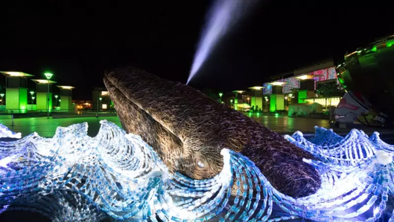 Zwei lebensgroße Wale schwimmen in Bristol durch einen Ozean aus 70.000 Plastikflaschen
