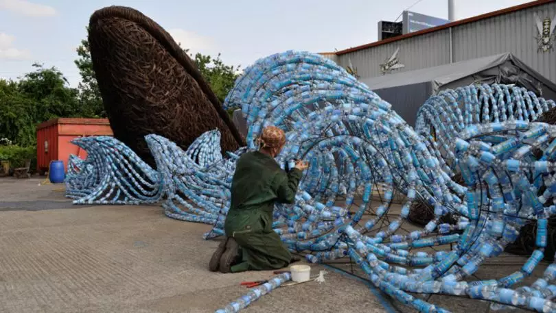 Twee lewensgrootte walvisse swem deur 'n oseaan van 70 000 plastiekbottels in Bristol 3523_7