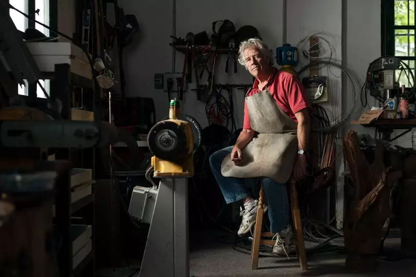 David es un escultor que trabaja en su casa en las montañas. Se mudó a España hace 46 años después de aprender a hablar español en un largo viaje en motocicleta por Sudamérica.