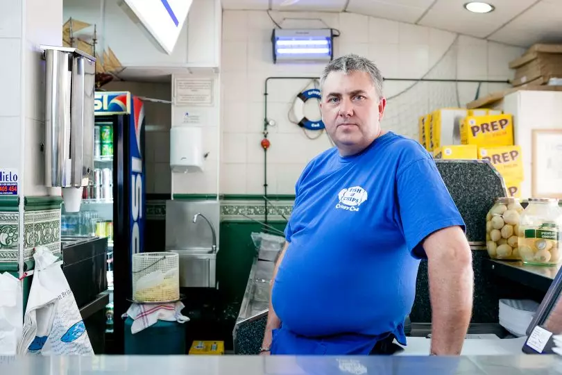 肖恩在福恩吉羅拉的海灘旁經營著一家傳統的英式炸魚薯條店。他的絕大多數客戶是英國度假者或外籍人士，他提供由進口英國 Maris Piper 土豆製成的薯片。